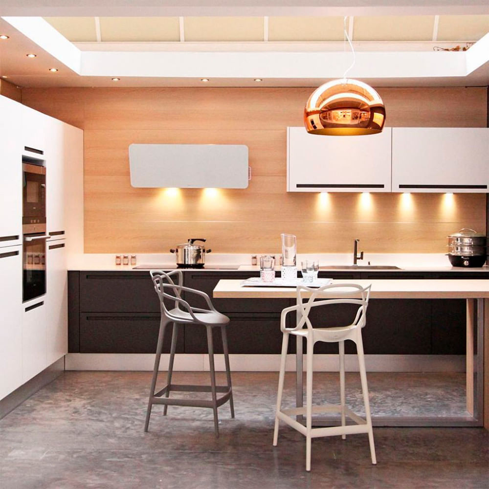 Kit com 4 Banquetas Aviv feita em polipropileno Fratini - Lojas MM